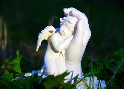 Kostenloses Foto: Engel in schützender Hand - pixelio.de